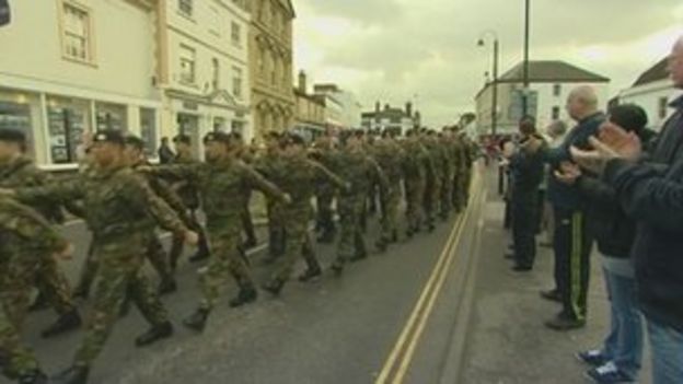 Troops from 9 Regiment given freedom of Chippenham - BBC News