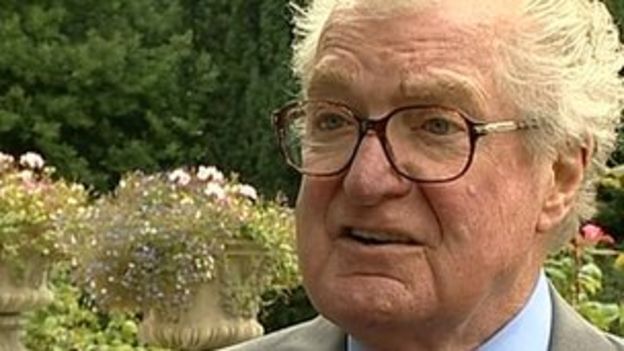 Ex-Sunderland chairman Sir Tom Cowie dies - BBC News