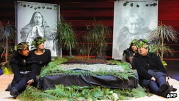 France returns 20 mummified Maori heads to New Zealand - BBC News