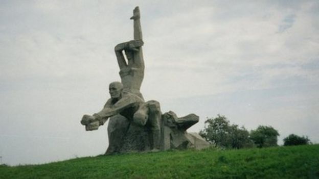Babyn Yar: Synagogue opens at Nazi massacre site in Ukraine - BBC News