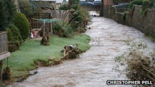 Exhibition shows Stonehaven flood alleviation idea - BBC News