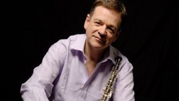 Oboist Nicholas Daniel to receive Queen's medal - BBC News
