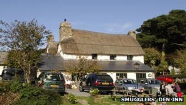 Prince Harry joins Smugglers' Den Inn pub quiz - BBC News