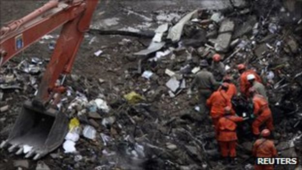 Funeral for Brazil Rio building collapse victim - BBC News