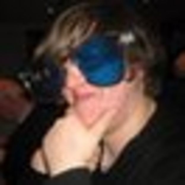 Your view: RBS bank boss turns down £1m shares bonus - BBC News