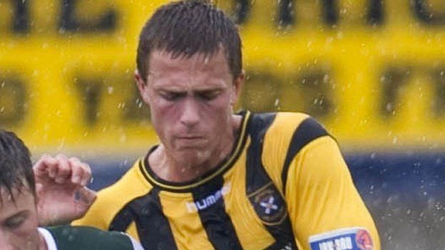 Rob Ogleby leaves Hearts for Wrexham - BBC Sport