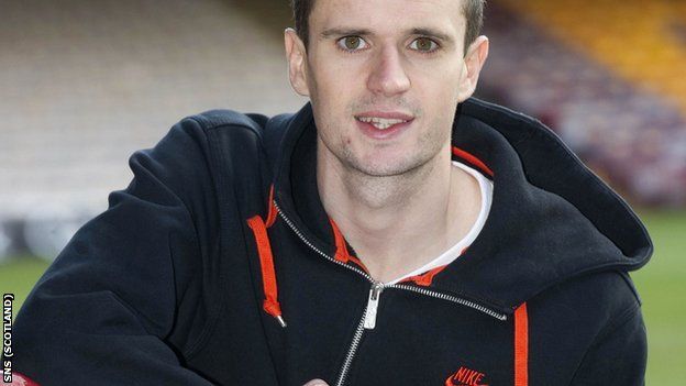 Motherwell's Jamie Murphy happy to wait for right move - BBC Sport