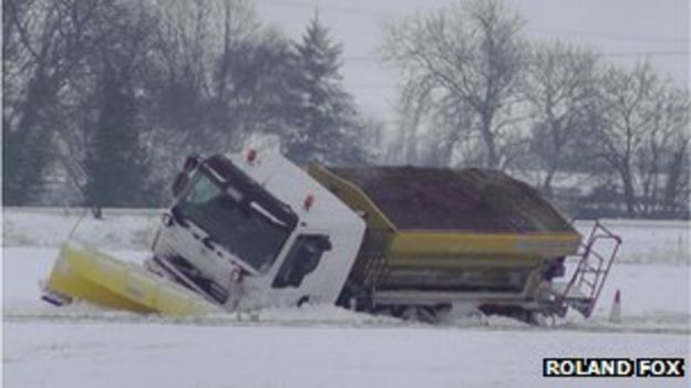 Norfolk snow: 'Extreme care' warning on roads - BBC News