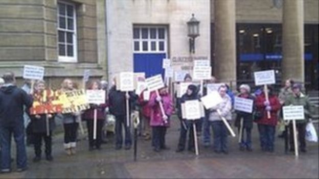 Gloucestershire council 'on track' with £114m cuts - BBC News
