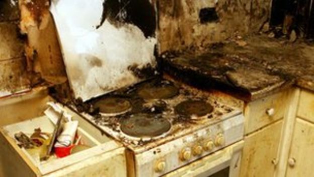 Wrexham firefighters offer advice to prevent kitchen blazes - BBC News