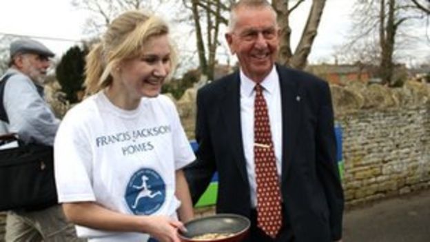 'World's oldest' pancake race takes place in Olney - BBC News