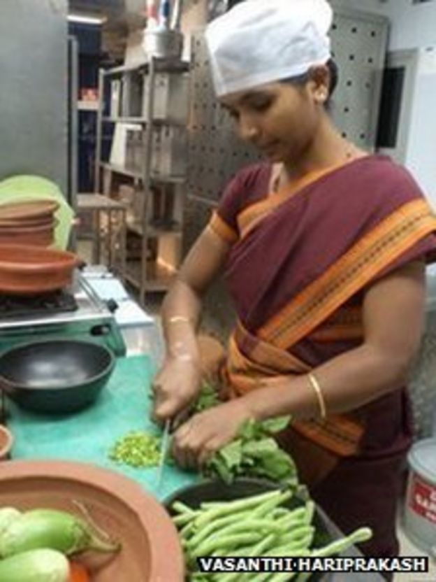 India's homemakers recruited as hotel chefs - BBC News