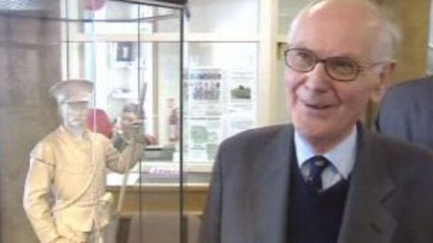 Lib Dem peer Emlyn Hooson dies, aged 86 - BBC News