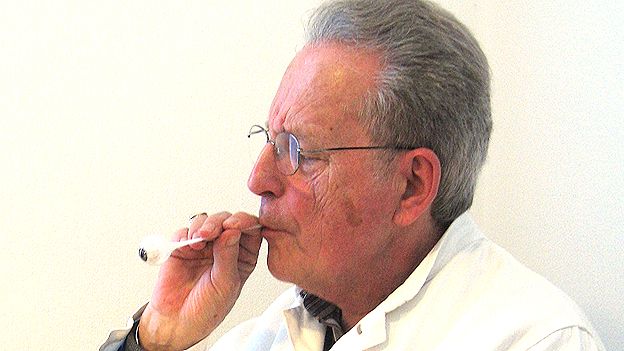 Facebook photo revealed two-year-old's eye cancer - BBC News