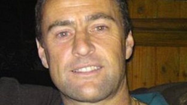 Cardiff City fans' Carling Cup tribute to Mike Dye at Wembley - BBC News