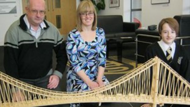 Goole man models Humber Bridge from 125,000 matchsticks - BBC News