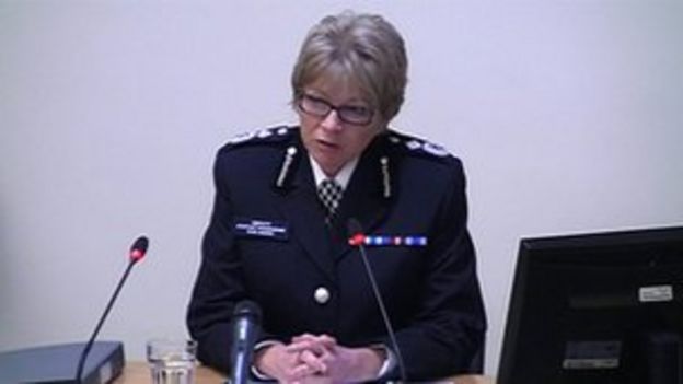 Sue Akers: Phone hack police chief to retire - BBC News