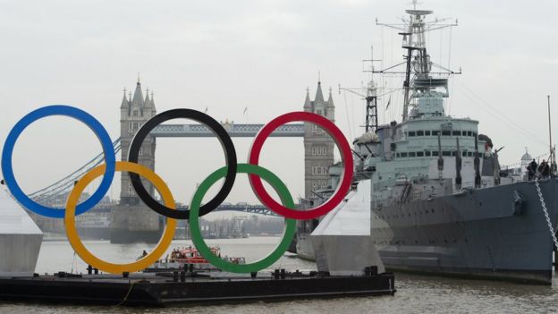 Pictures: Olympic rings towed down the Thames - BBC Newsround