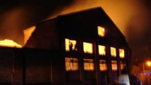 Fire-damaged Gloucester warehouse to be demolished - BBC News