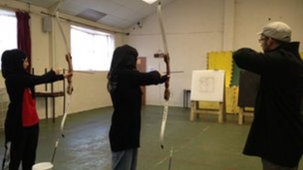Islamic archery revived in Surrey mosque - BBC News