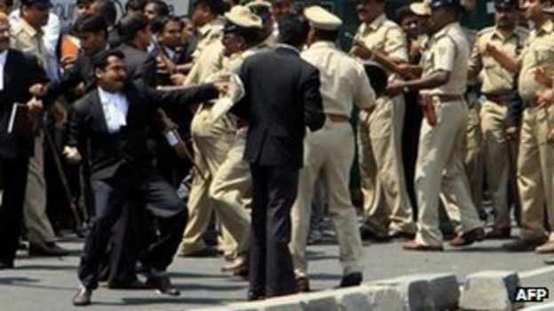 India police injured in Bangalore courthouse riot - BBC News