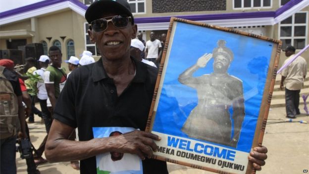 In pictures: Ex-Biafra leader Ojukwu buried - BBC News