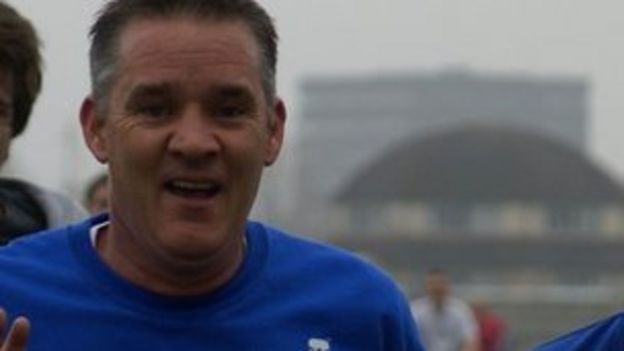 Shot PC David Rathband's twin in charity promise - BBC News