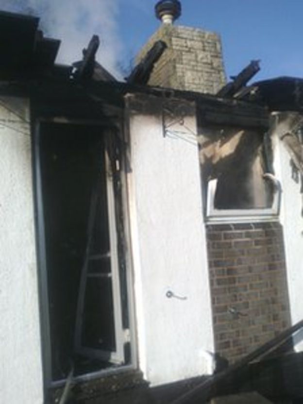 Smoke alarm saves couple in Rhydymwyn house fire - BBC News