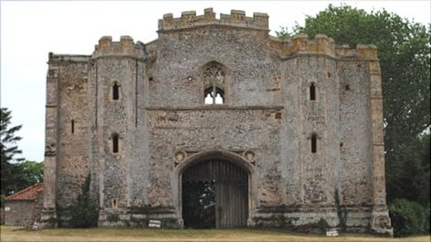 Emergency repairs set for medieval Norfolk gatehouse - BBC News