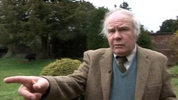 James Cartland held at knife-point during attempted robbery - BBC News