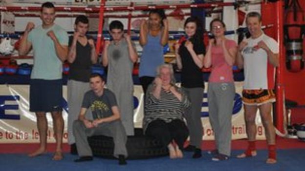 Thai boxing sessions for Ipswich homeless people - BBC News