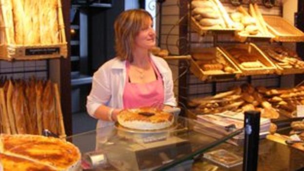 Struggling French shopkeepers wary of candidates - BBC News