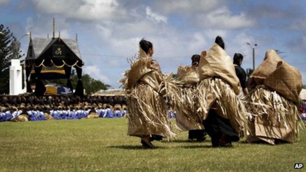 Crowds mourn king at traditional funeral - BBC News