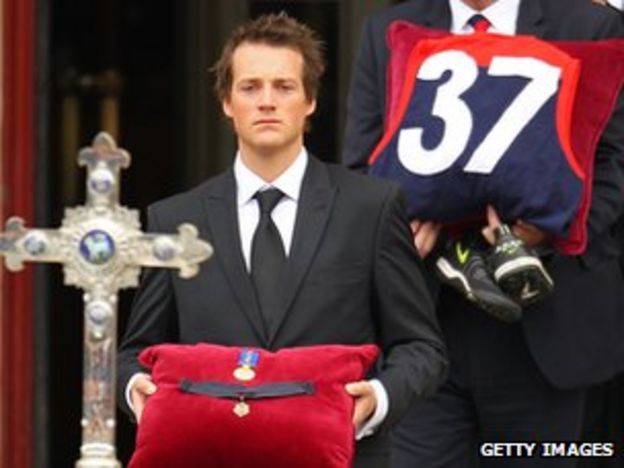 Jim Stynes: Thousands pay respect at Melbourne funeral - BBC News