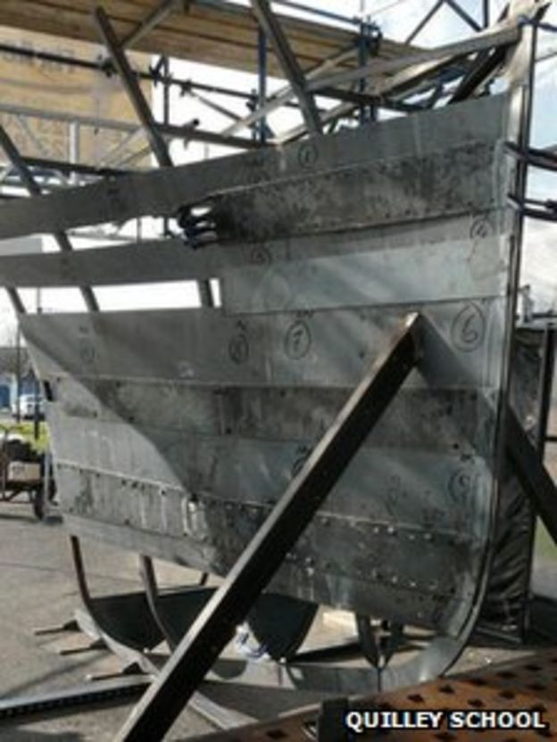 Eastleigh students build replica of Titanic stem - BBC News
