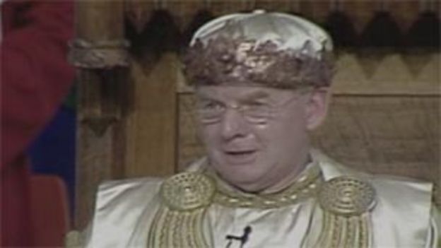 Former Archdruid of Wales Emrys Roberts dies at 82 - BBC News