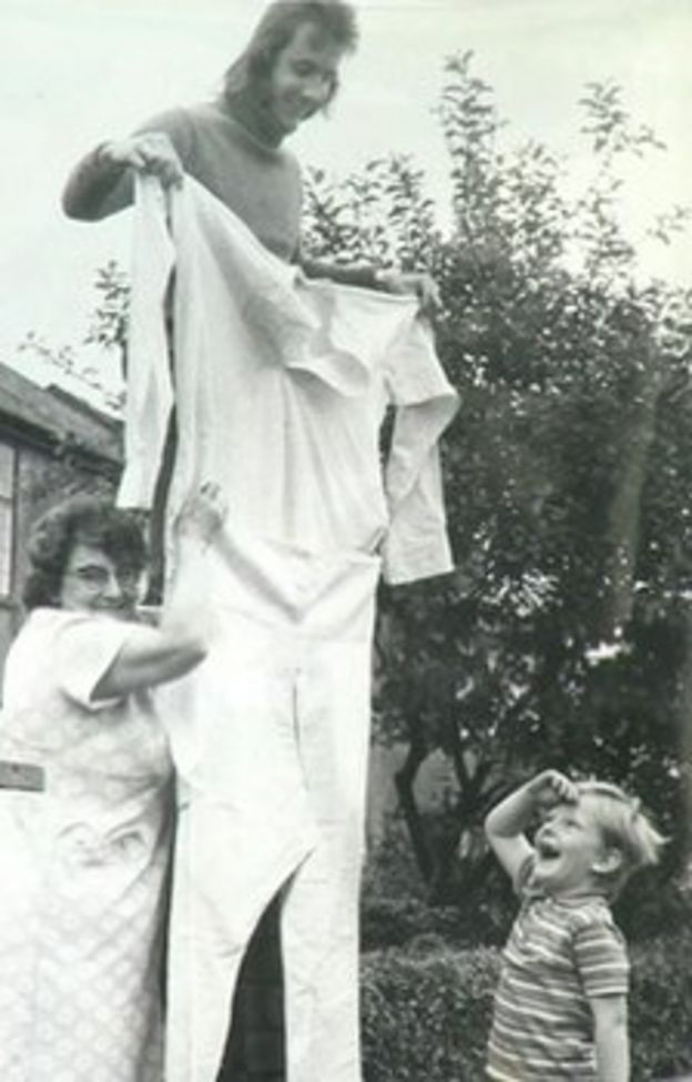 English Giant's long johns up for auction - BBC News