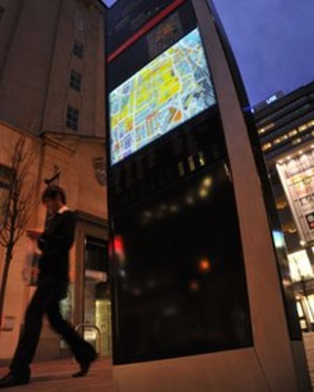 Solar street map signs installed across Leeds - BBC News