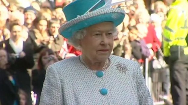 Maundy Thursday: Queen hands out 90th birthday coins - BBC News