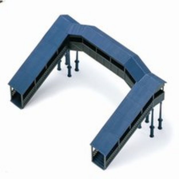 Hagley's' Hornby' railway footbridge restored - BBC News