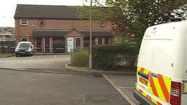 Arrest after boy, four, 'stabbed' in Mansfield - BBC News