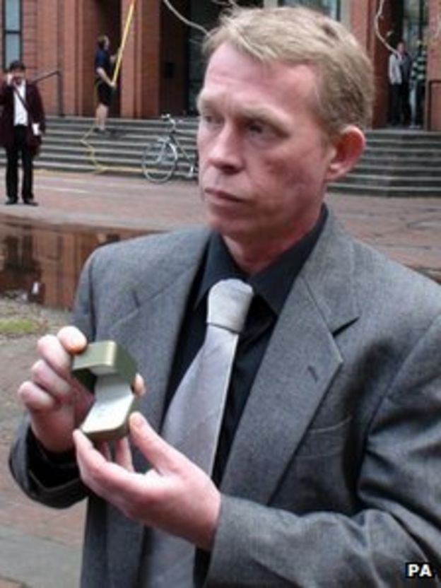 Stabbed Hull man brings ring to court - BBC News