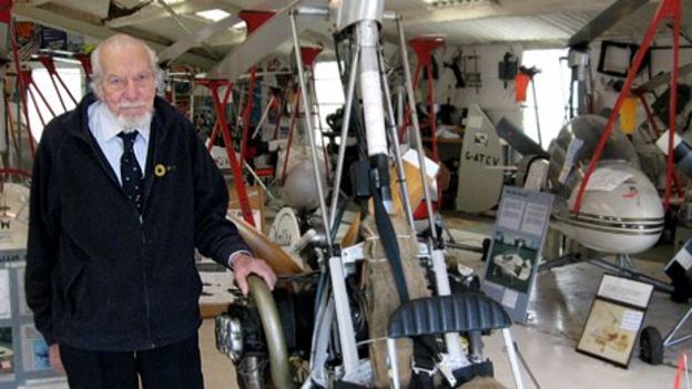 James Bond 007 autogyro pilot honoured - BBC News