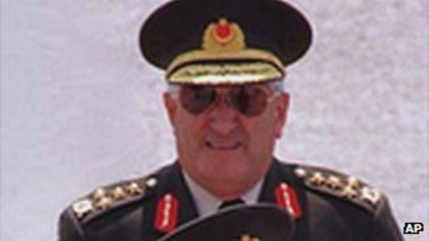 Turkey raids in new crackdown on military - BBC News