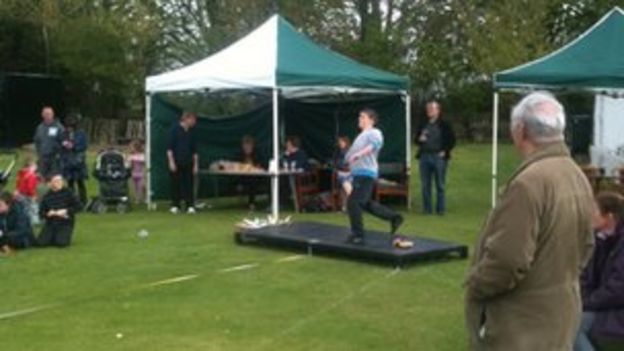 Abingdon's Bun Throwing Championships - BBC News