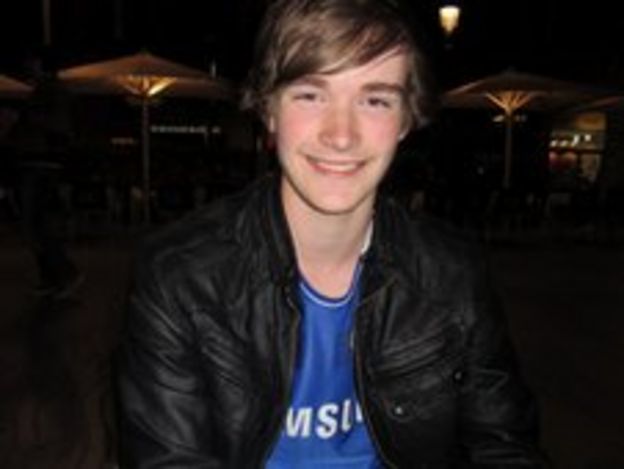 Chelsea fans celebrate beating Barca in Champions League - BBC News