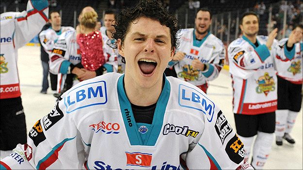 Craig Peacock signs for another year with Belfast Giants - BBC Sport