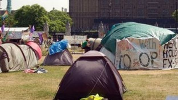 Police remove last anti-war protest tent near Parliament - BBC News
