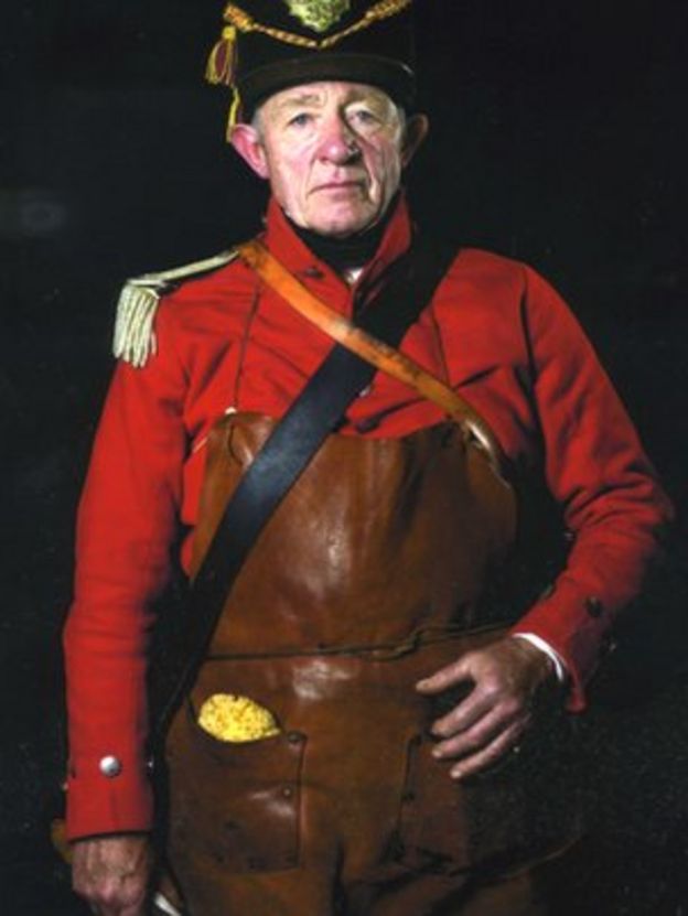 Michael Crumplin's Peninsular War collection at Wrexham Museum - BBC News