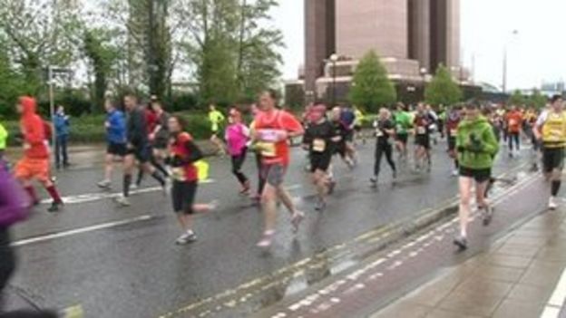 Thousands take part in Greater Manchester Marathon - BBC News